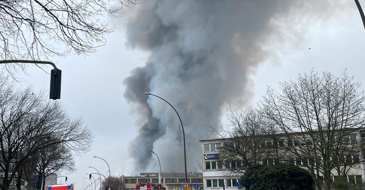 Grote brand in Hamburg inmiddels onder controle, rook blijkt ...
