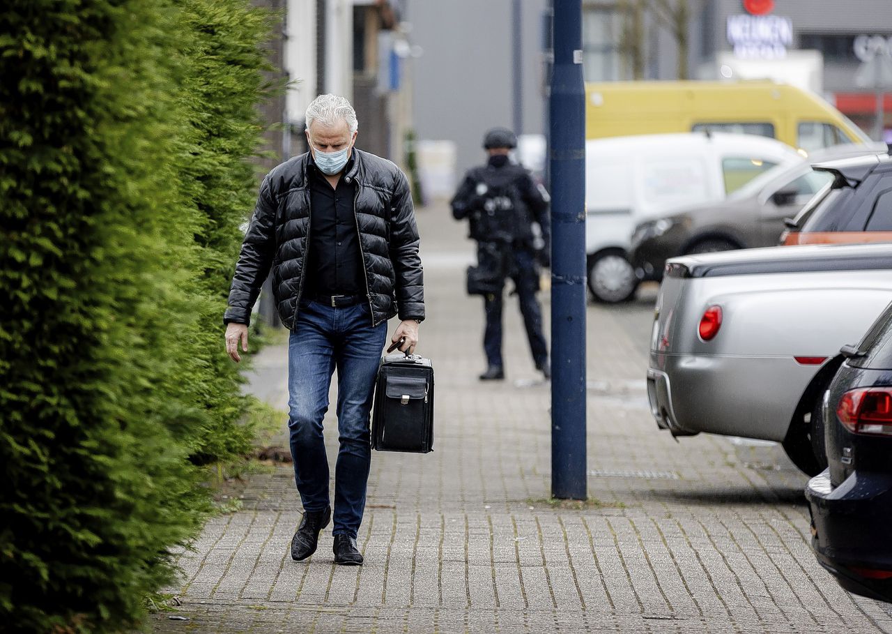 Getuige zag week voor aanslag verdacht persoon in de buurt van Peter R ...
