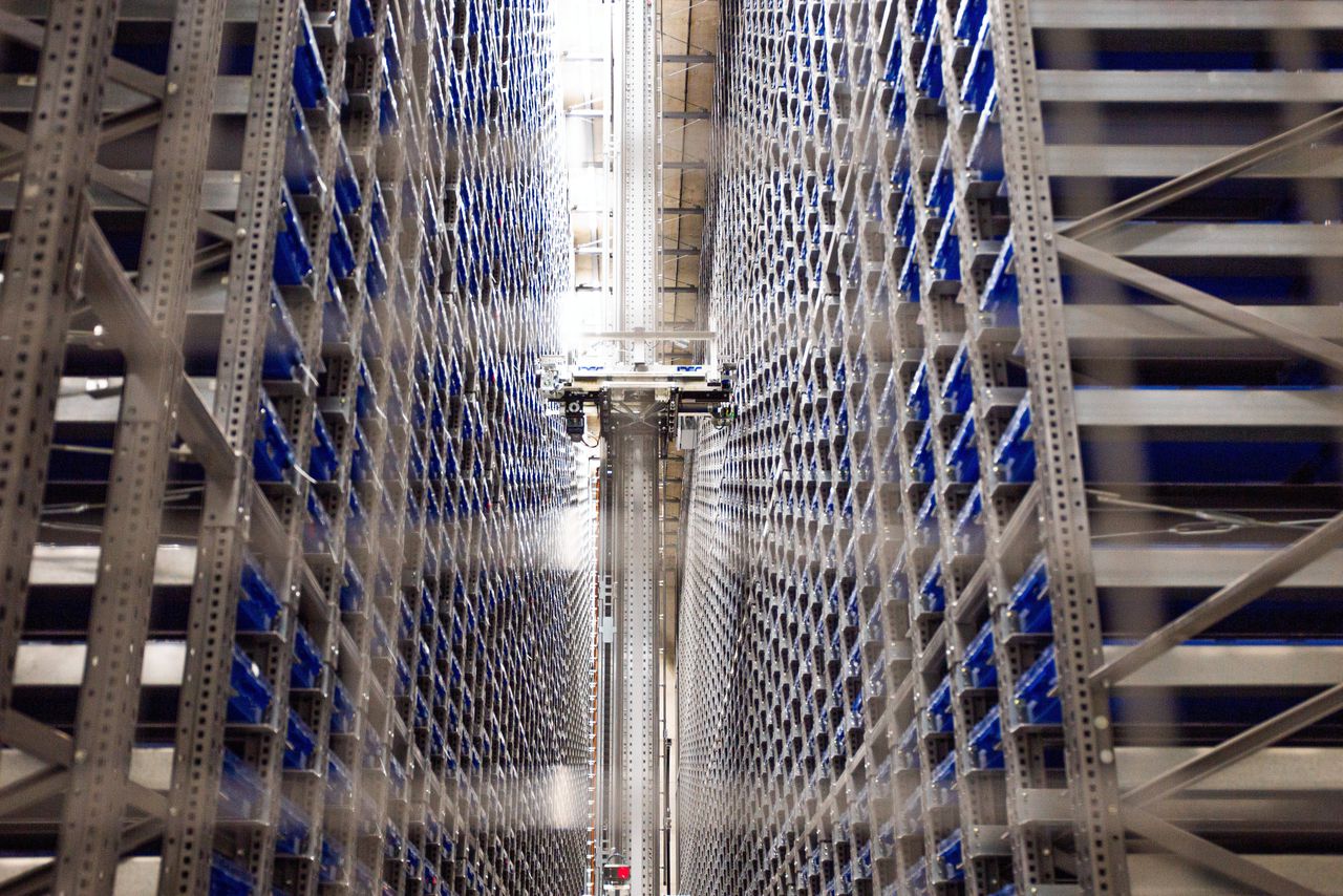 Natuurlijk willen twaalf journalisten een kijkje nemen in de kluis met ...