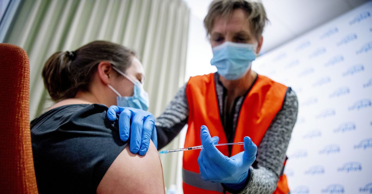 Iedereen tussen 12 en 60 jaar krijgt komende twee weken oproep voor herhaalprik - NRC