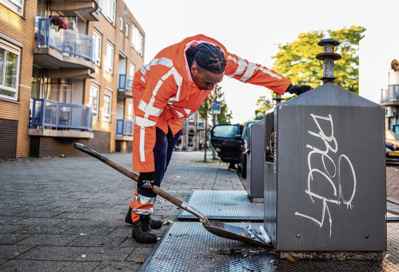 ‘Stickers plakken helpt de straat schoon houden’ - NRC