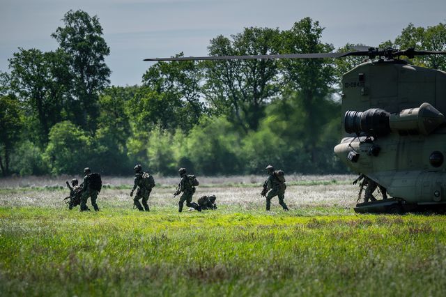 Nederlandse defensie-uitgaven voor het eerst sinds de jaren negentig ...