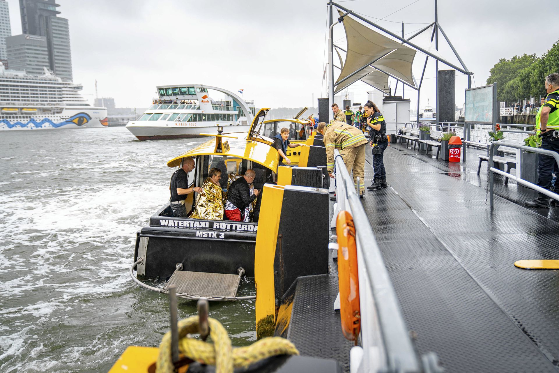 Schepen botsen bij Erasmusbrug Rotterdam, zes mensen uit het water ...