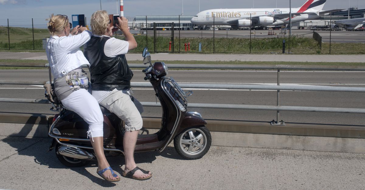 Met argusogen kijkt Emirates-topman Tim Clark naar het Nederlandse ...