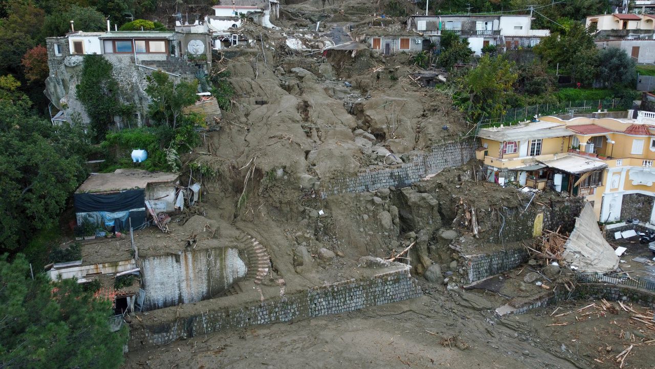 Zeker zeven doden na aardverschuiving op Ischia, nog vijf mensen vermist - NRC