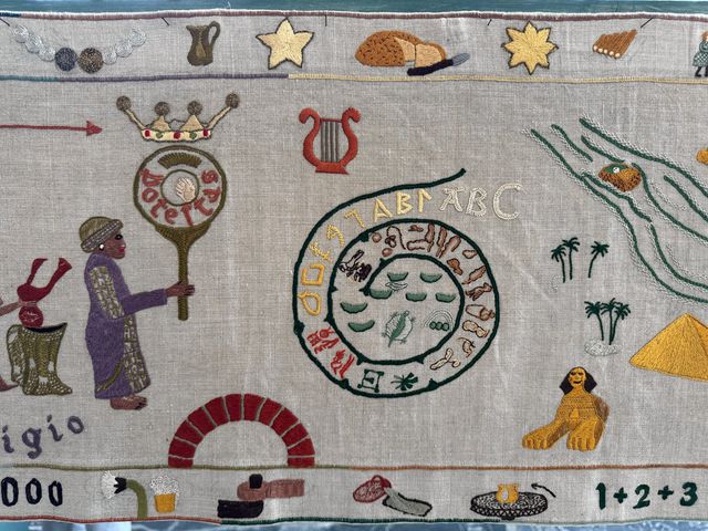 Het menselijk denken geborduurd op een uniek wandkleed van 28 meter - NRC