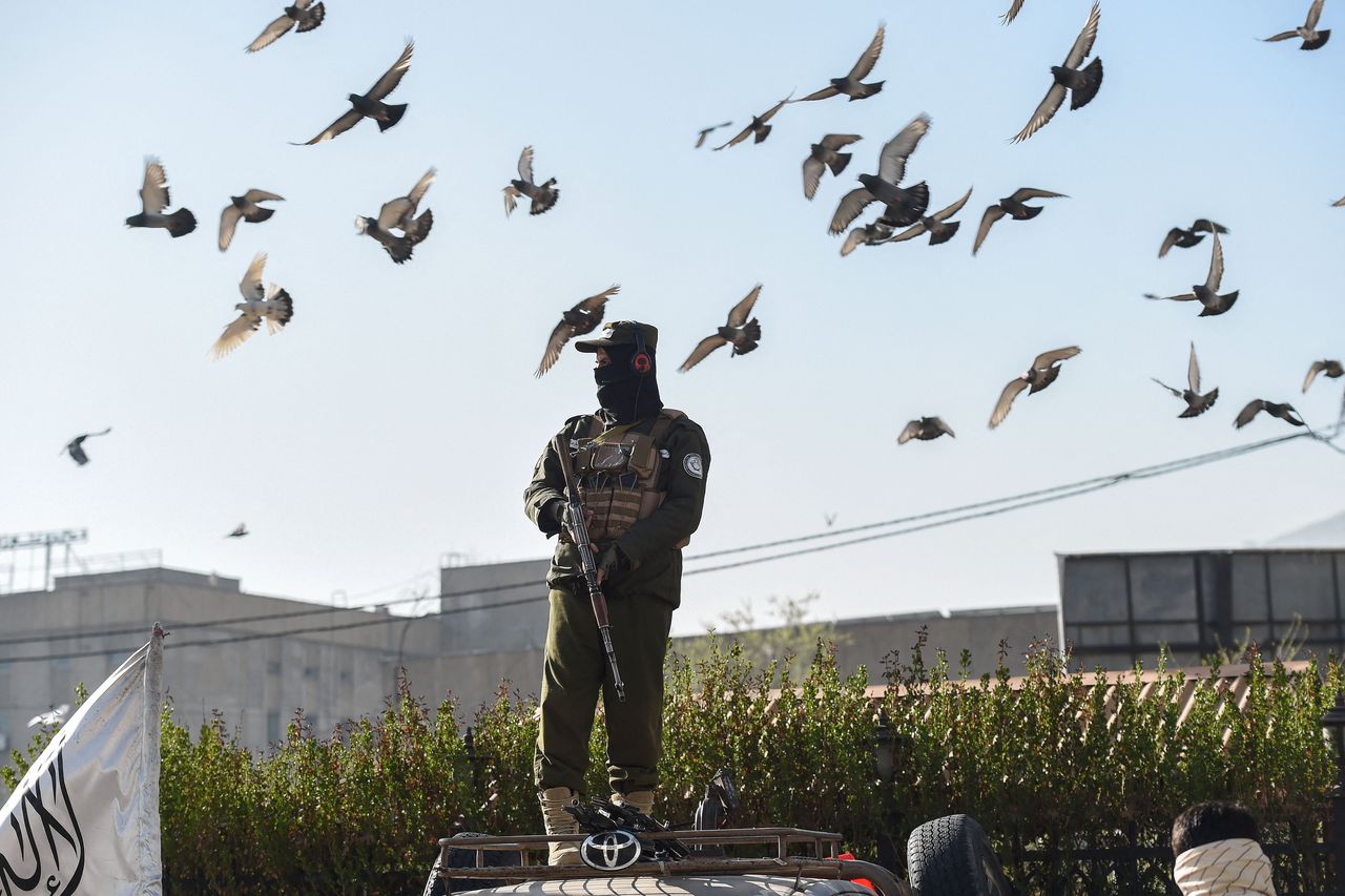 Niet bij het gebed in de moskee? Dan komen de Taliban even bij je thuis ...