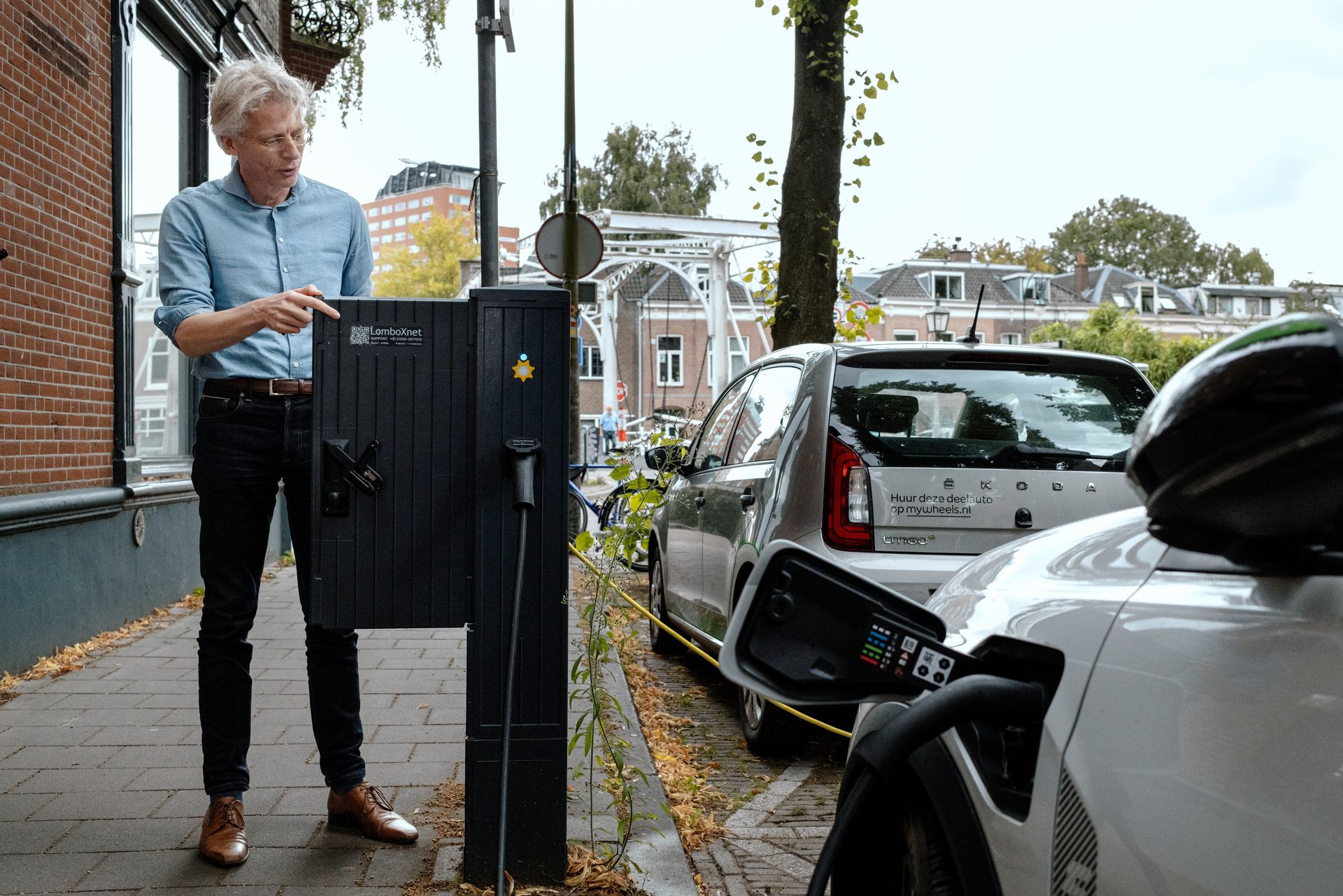Met slimme laadpalen en auto’s als buurtbatterijen de energietransitie versnellen: ‘De politiek ...