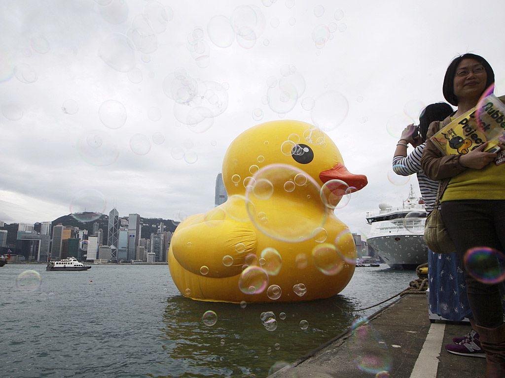 De Nederlandse badeend van zestien meter is nu in Hongkong - NRC