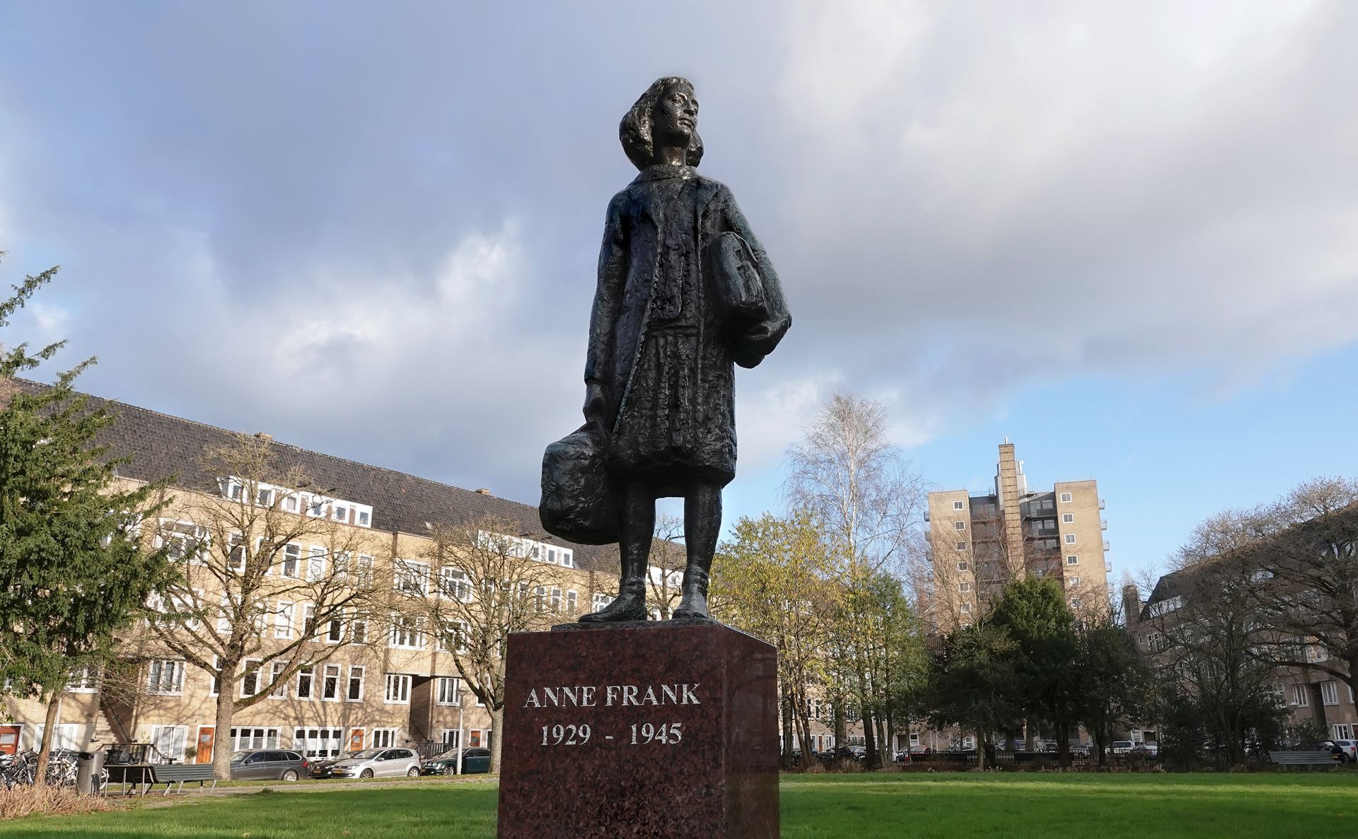 Standbeeld van Anne Frank beklad: handen rood geverfd en 'free Gaza' op ...
