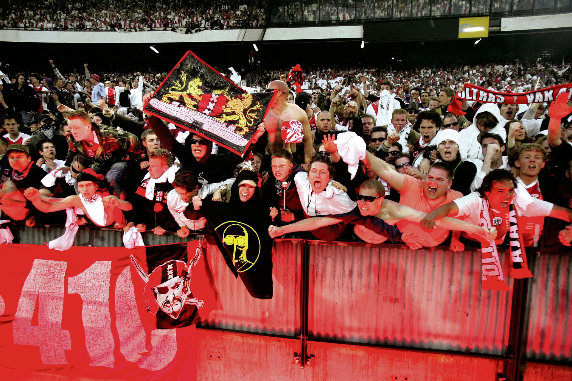 Ajax is het paaien van hooligans zat - NRC