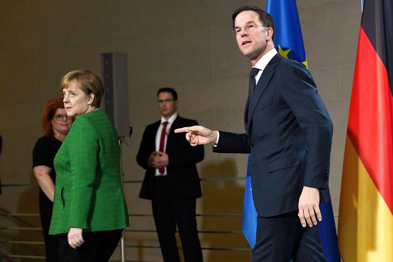 Rutte maakt Merkel meteen duidelijk: Nederland gaat niet meer aan EU ...