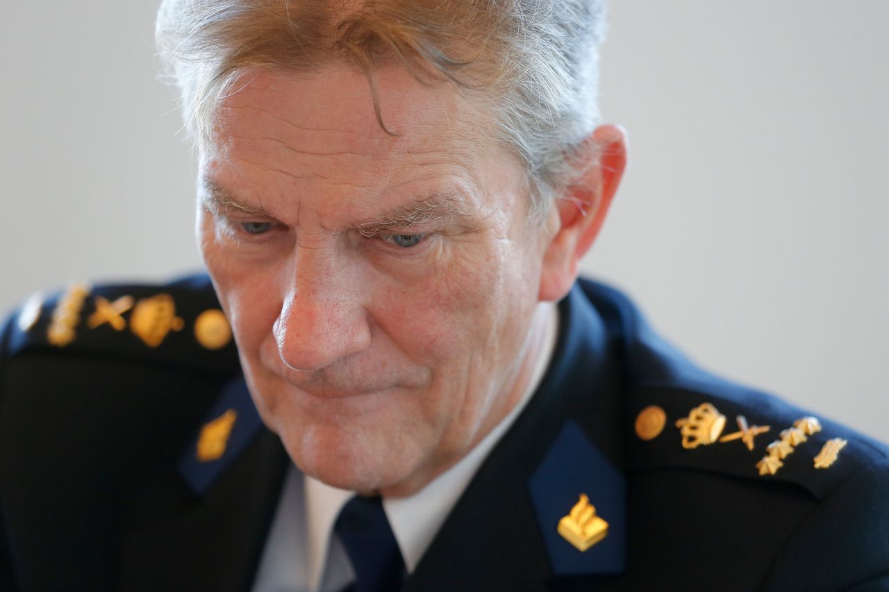 Ex-korpschef Bouman legt werk als adviseur politie tijdelijk neer - NRC