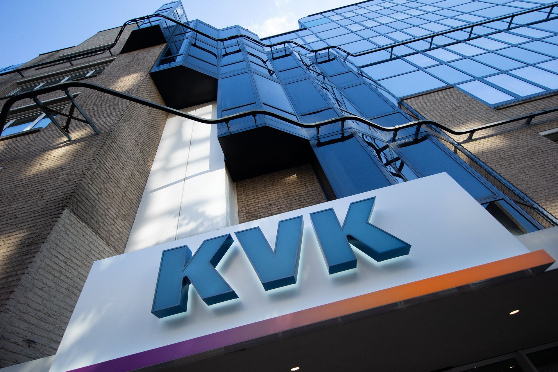 De strijd tussen de KvK en vijf grote data-afnemers - NRC