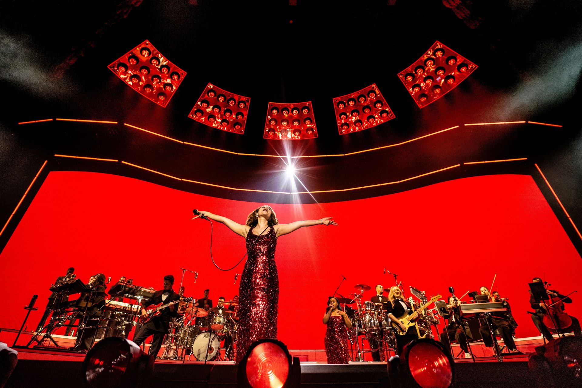 Raye verovert Ziggo Dome met veelzijdig en theatraal concert - NRC