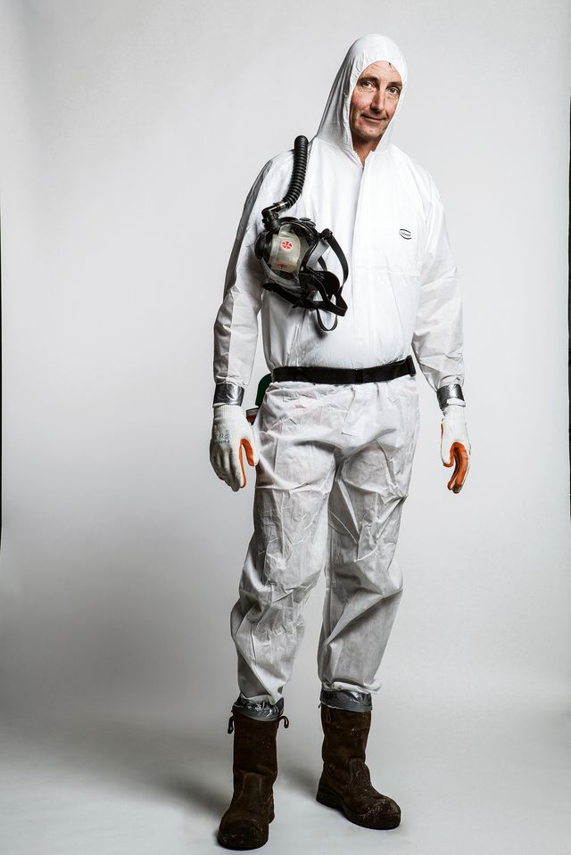 Het werkpak van een asbestsaneerder - NRC