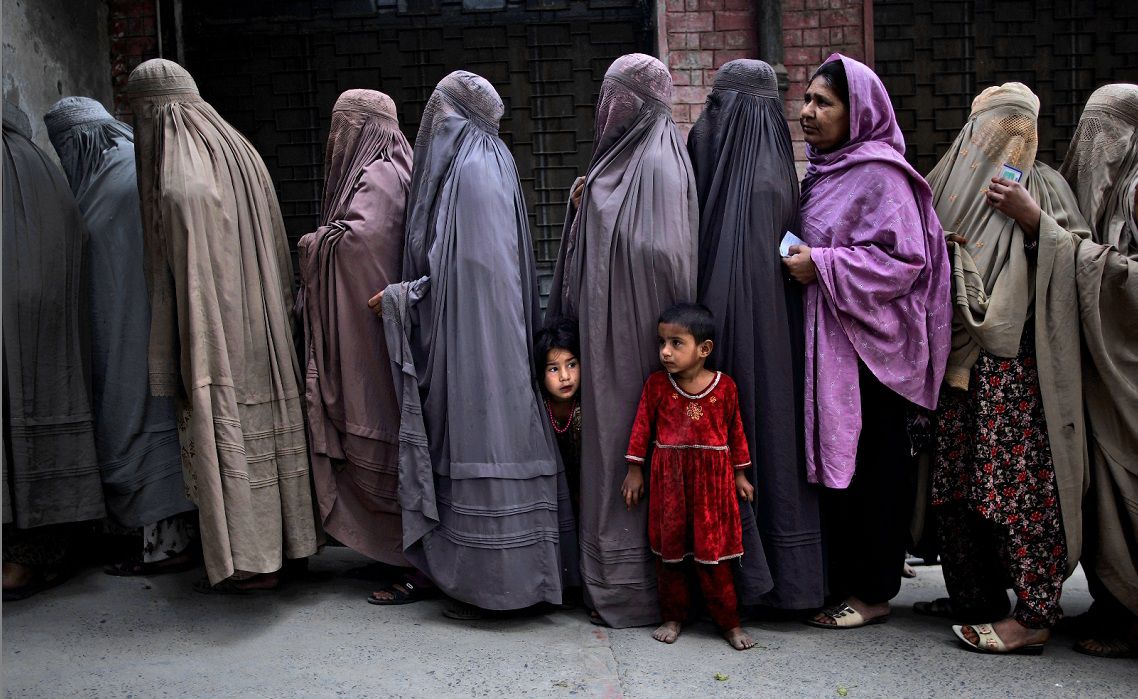 Aanslagen markeren begin historische verkiezingsdag Pakistan - NRC