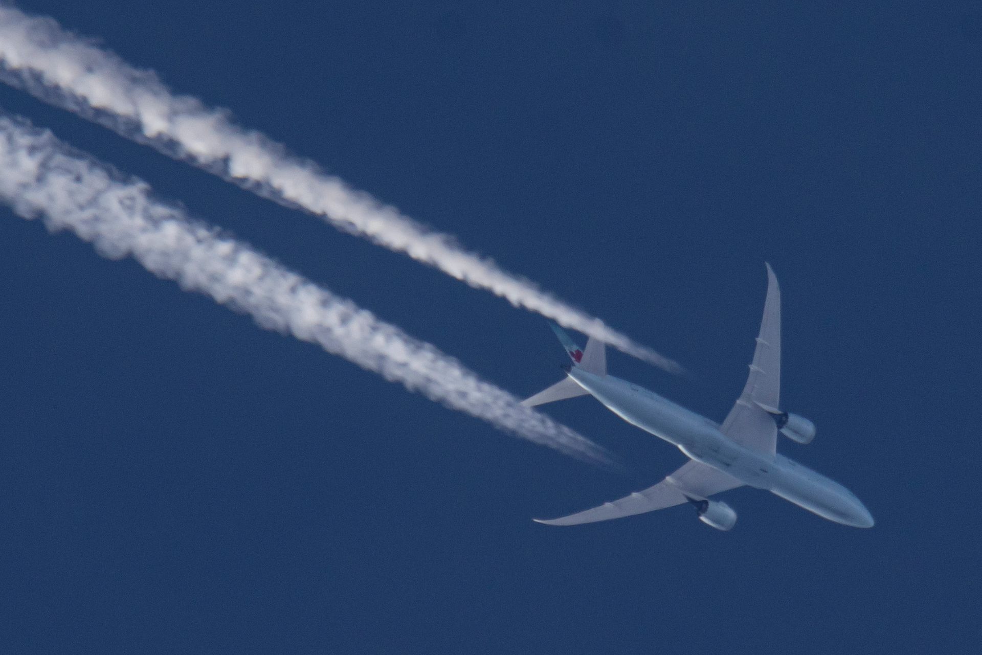 Als een vliegtuig iets lager vliegt komen er geen strepen in de lucht - NRC