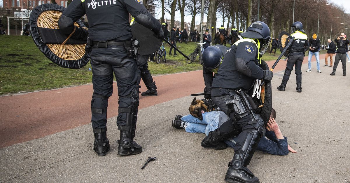 Agenten vinden straf voor mishandelen coronademonstrant ‘wereld op zijn ...