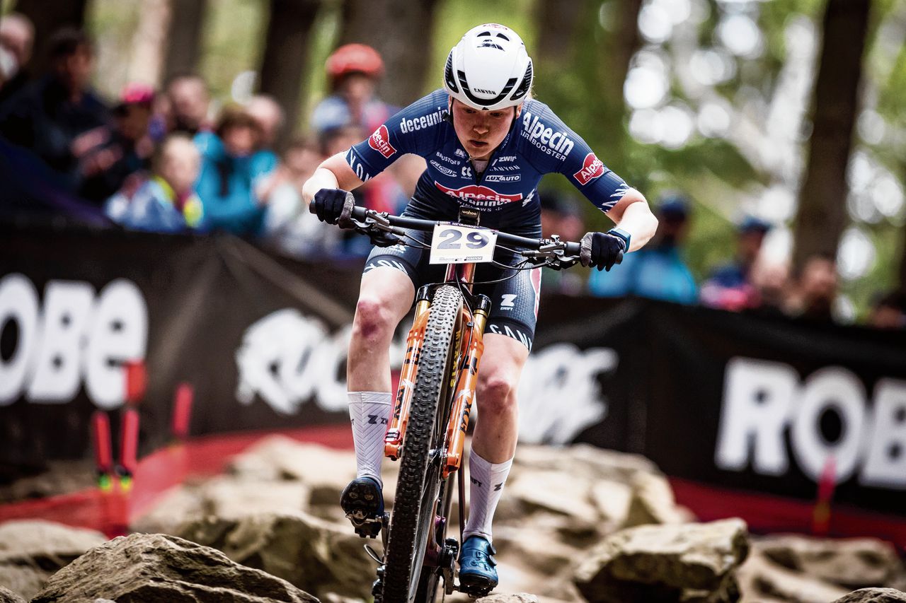 MountainbikenPuck Pieterse wint eerste wereldbekerwedstrijd - NRC