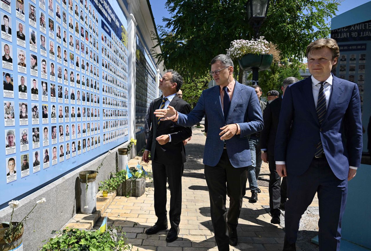 Nieuwe ministers Brekelmans en Veldkamp bezoeken Zelensky, zeggen Nederlandse steun toe - NRC