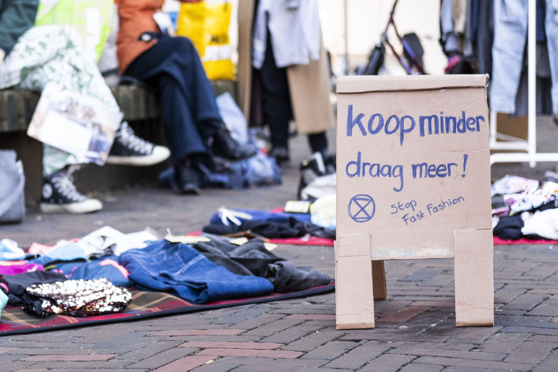 XR-activisten druppelen boterzuur over zichzelf bij actie tegen fast ...