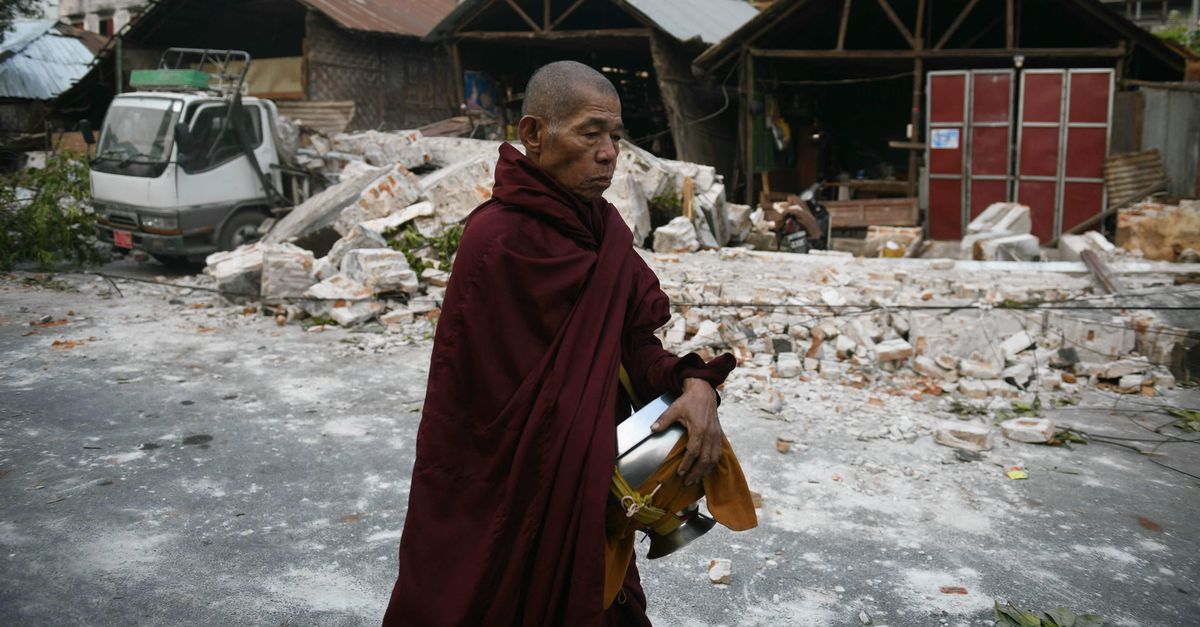 In Mandalay graven burgers met blote handen naar slachtoffers - NRC