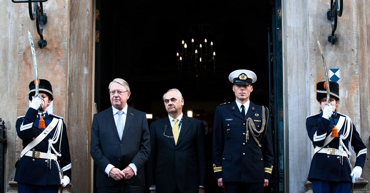 Oud-minister Hillen moet getuigen in corruptiezaak - NRC