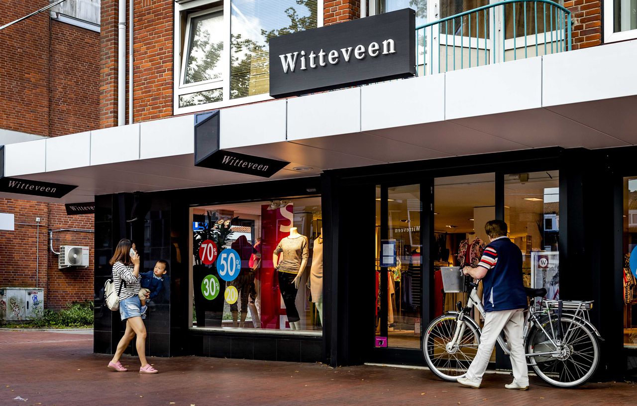 Winkelketen Witteveen maakt doorstart - NRC