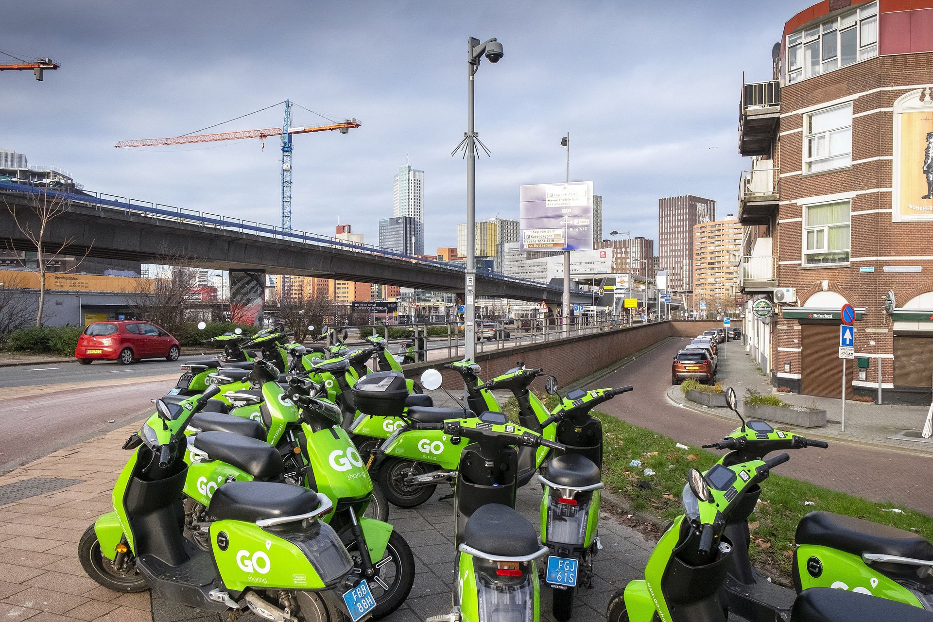 Voor 24 eurocent per minuut de groene scooter op, kan straks niet meer: Go Sharing trekt zich ...