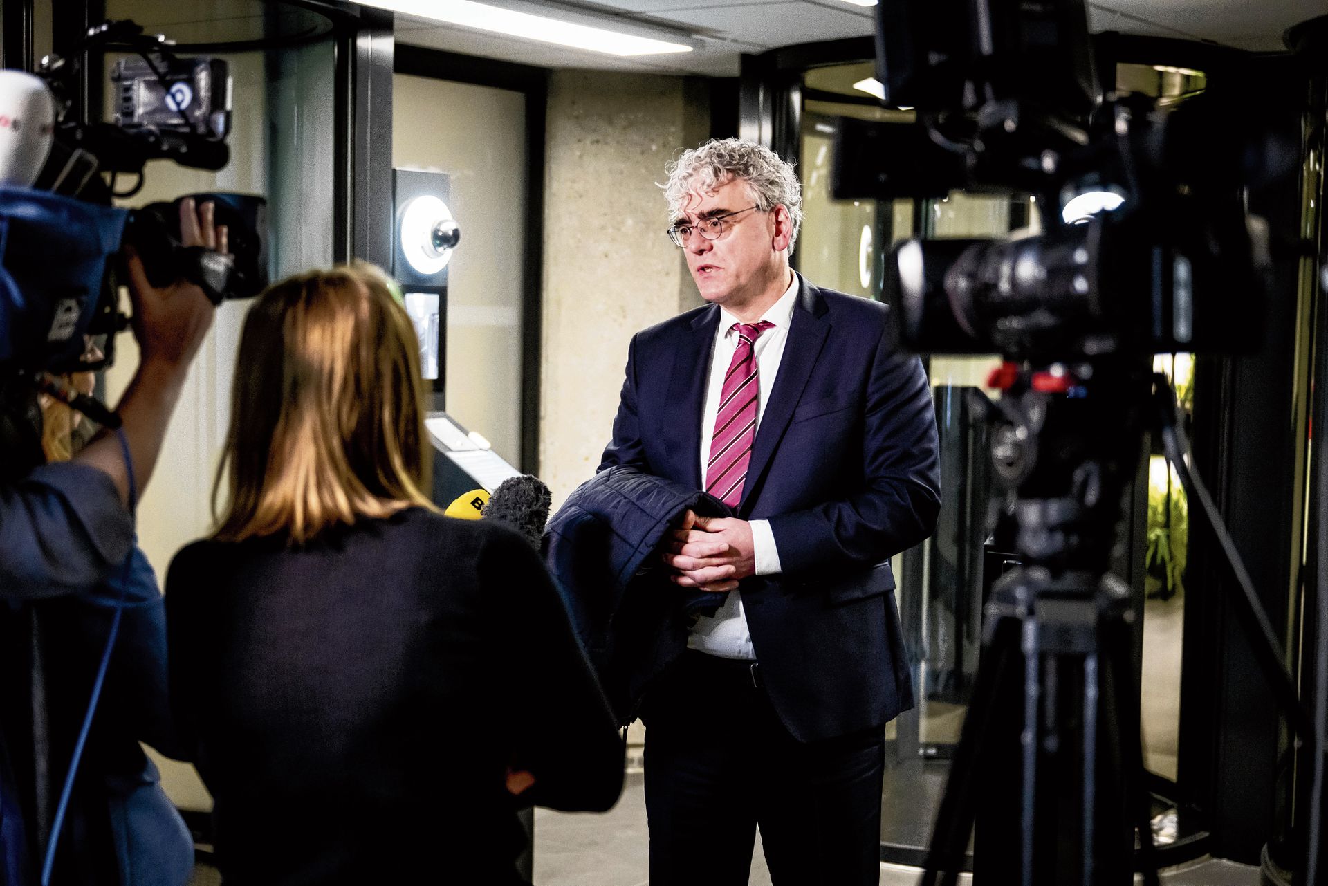 Minister Faber heeft zijn boek ‘altijd bij zich’. Wie is migratieonderzoeker Jan van de Beek? - NRC