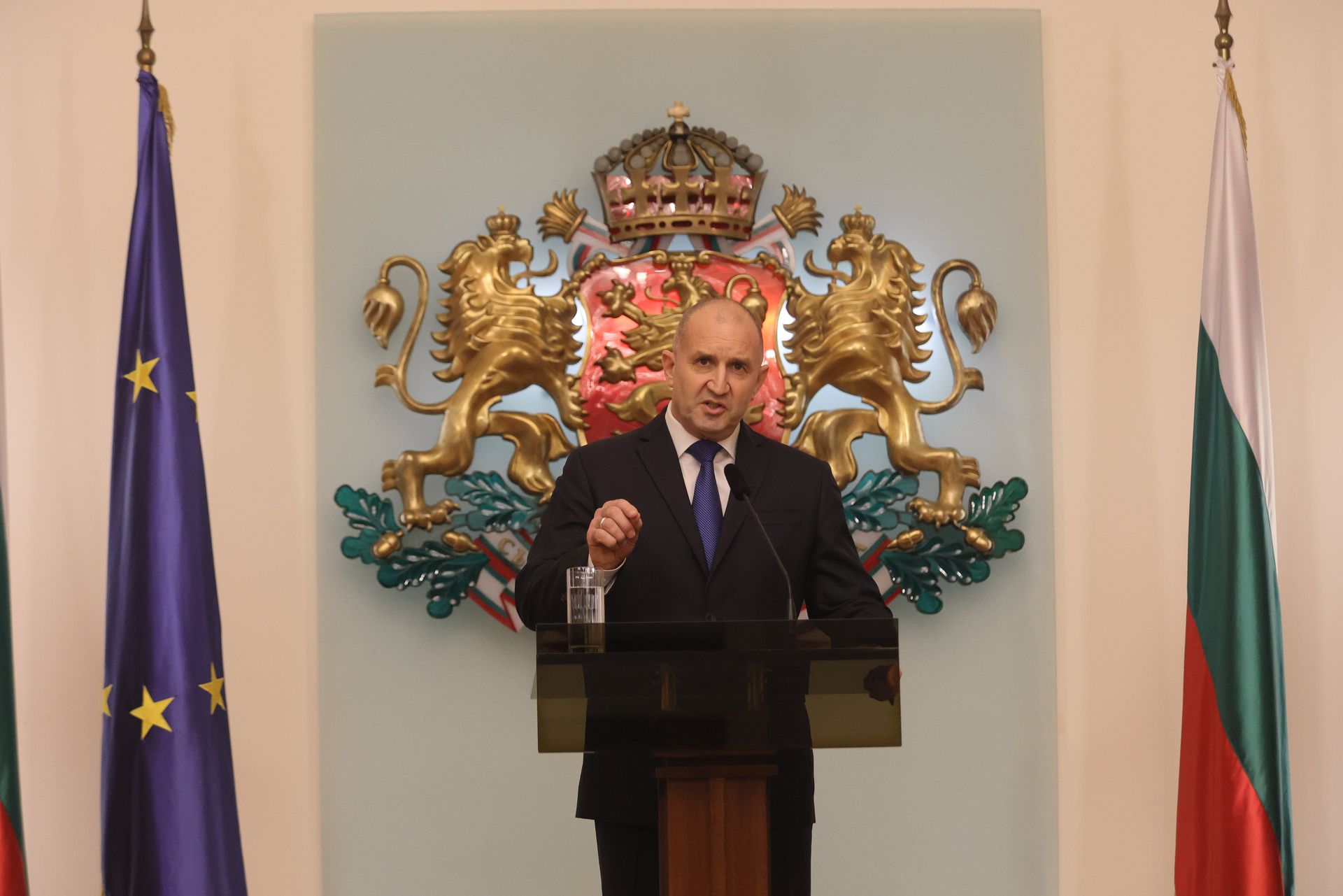 Bulgaarse president Rumen Radev kondigt vertrek aan te midden van ...