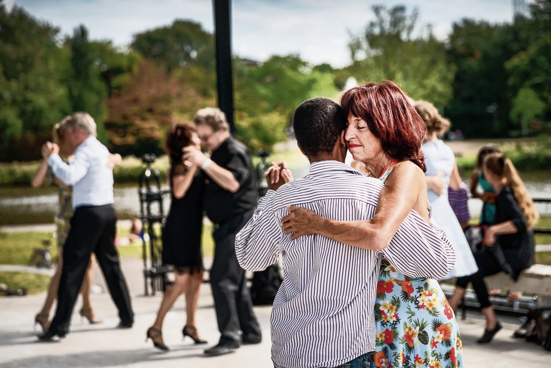 Buiten de tango dansen is gewoon beter - NRC