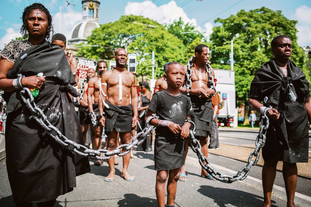 Zwarte Piet mag best, als hij maar cadeautjes brengt - NRC