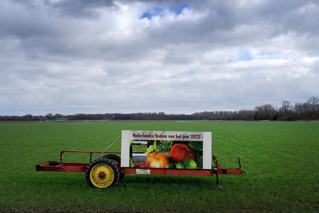 Twee generaties die de bodem in Nederland proberen te verbeteren: ‘Toen ...