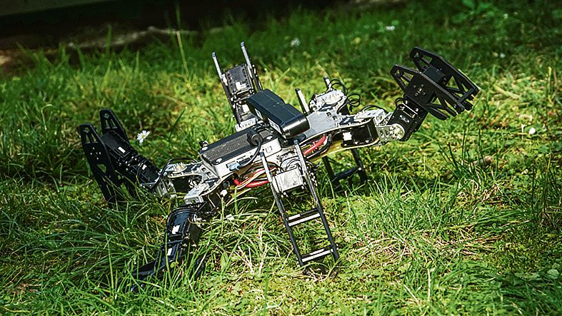 Robot loopt door met kapotte poot - NRC