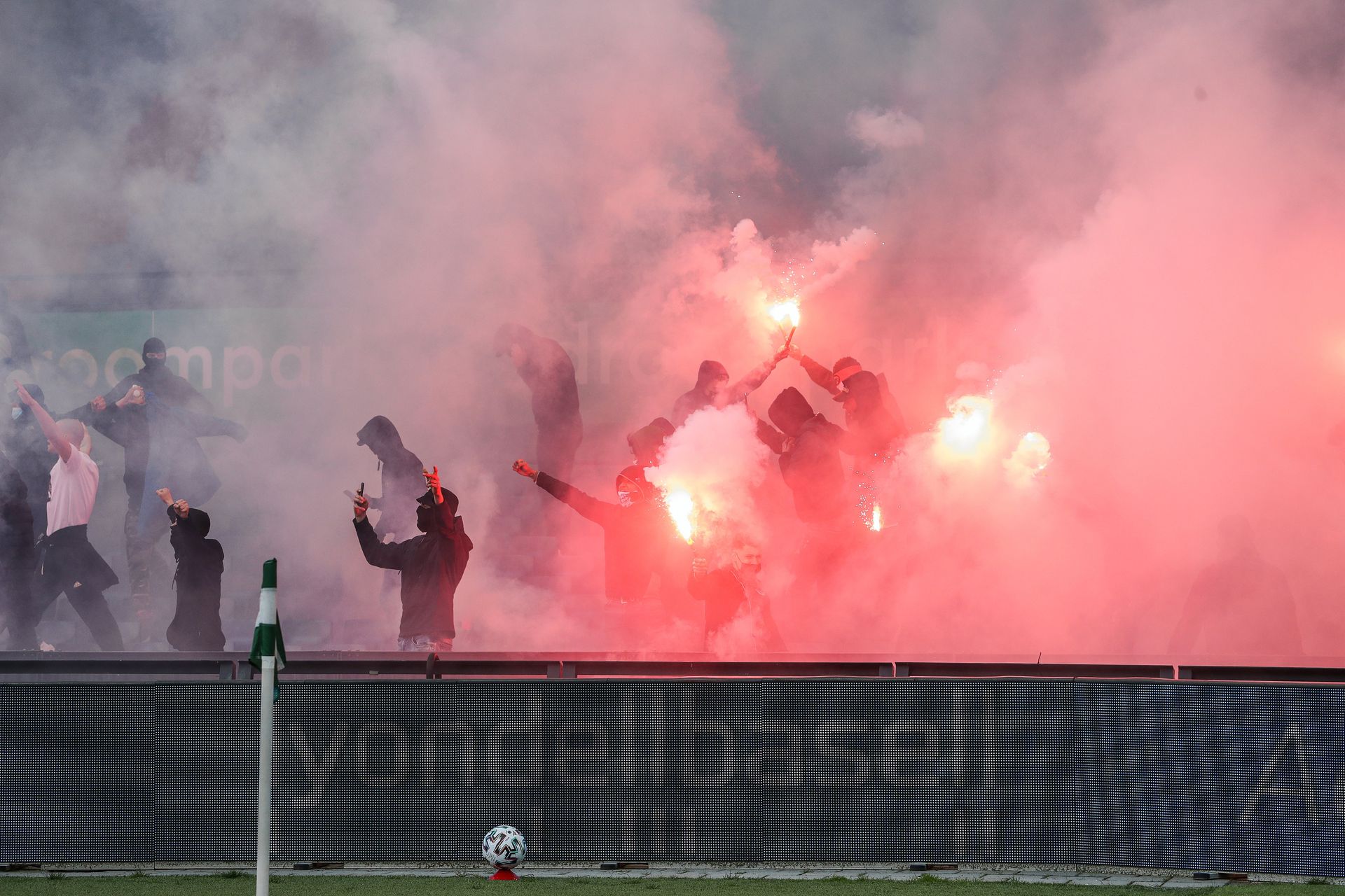 Geweld, intimidatie en homofobie – hoe Feyenoord zijn meest gevreesde hooligans dichtbij houdt - NRC