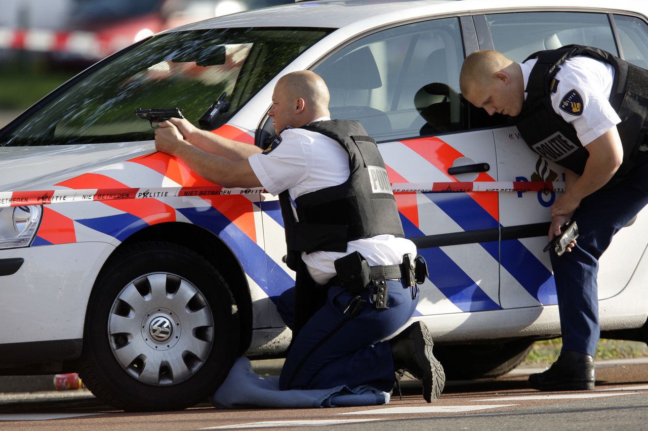 Politie omsingelt supermarkt R’dam - NRC