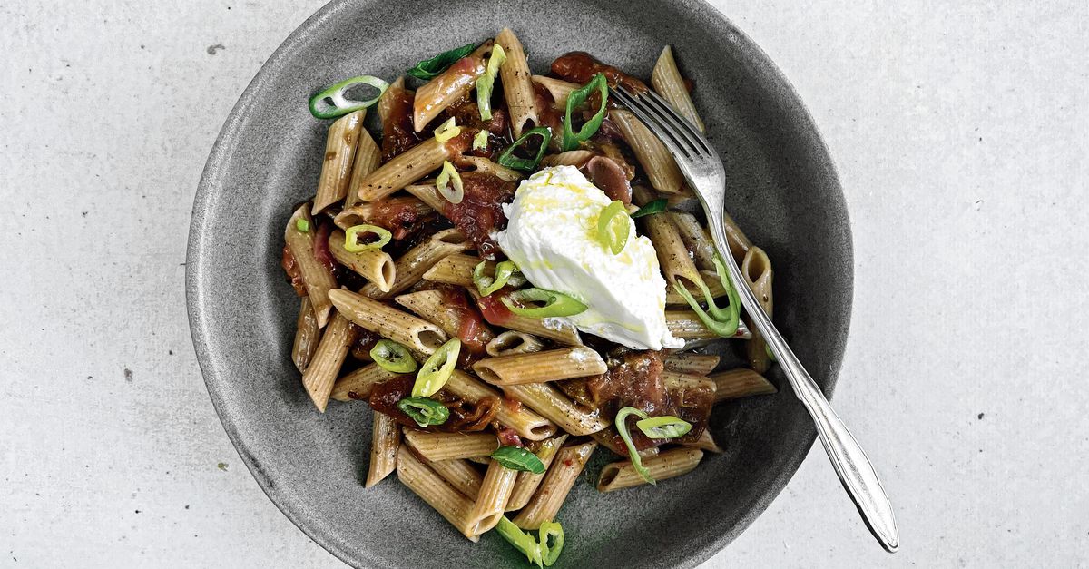 Een pastasaus met pruimen (en een beetje witte wijn) - NRC