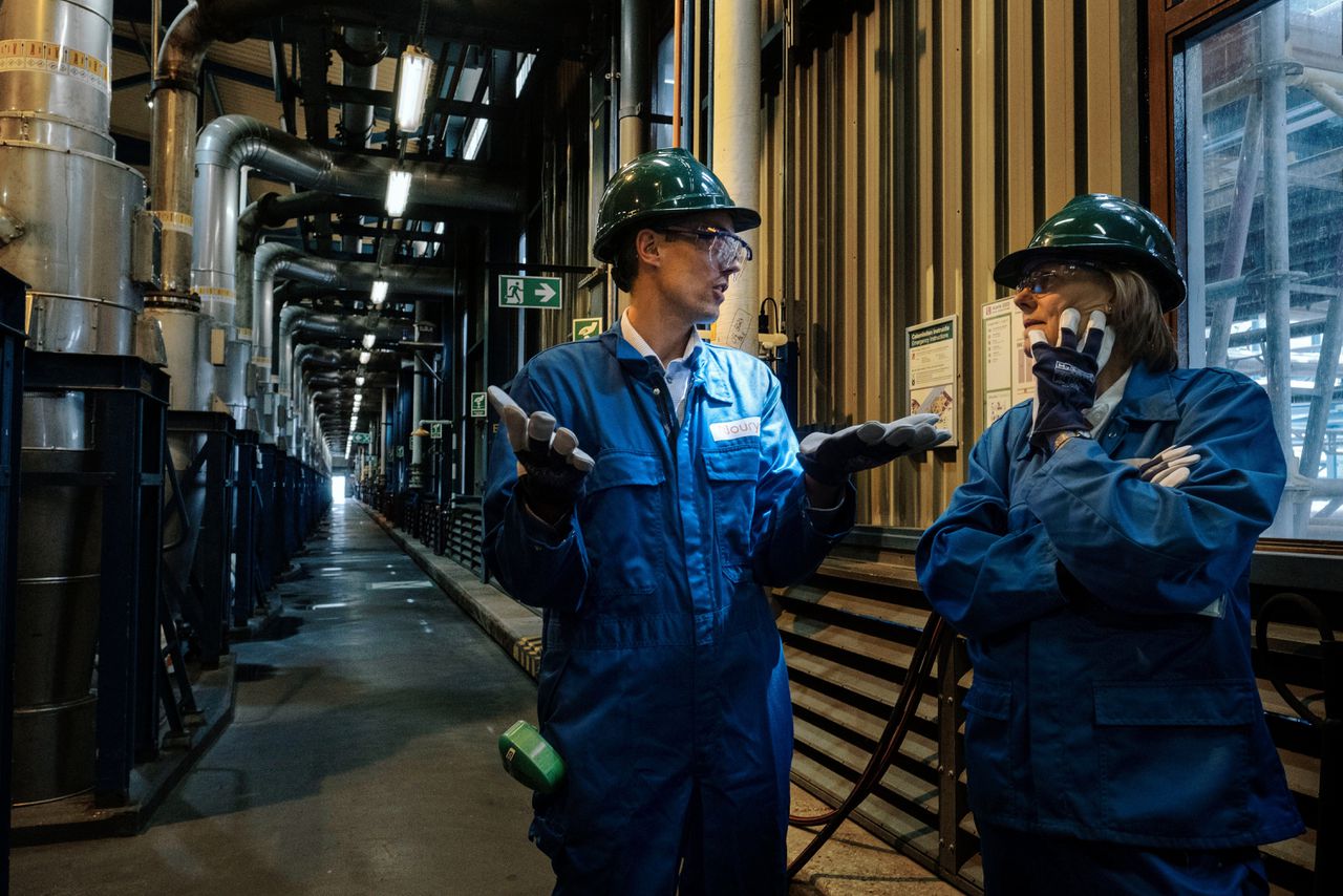 De chloorfabriek draait harder als het waait of als de zon schijnt - NRC