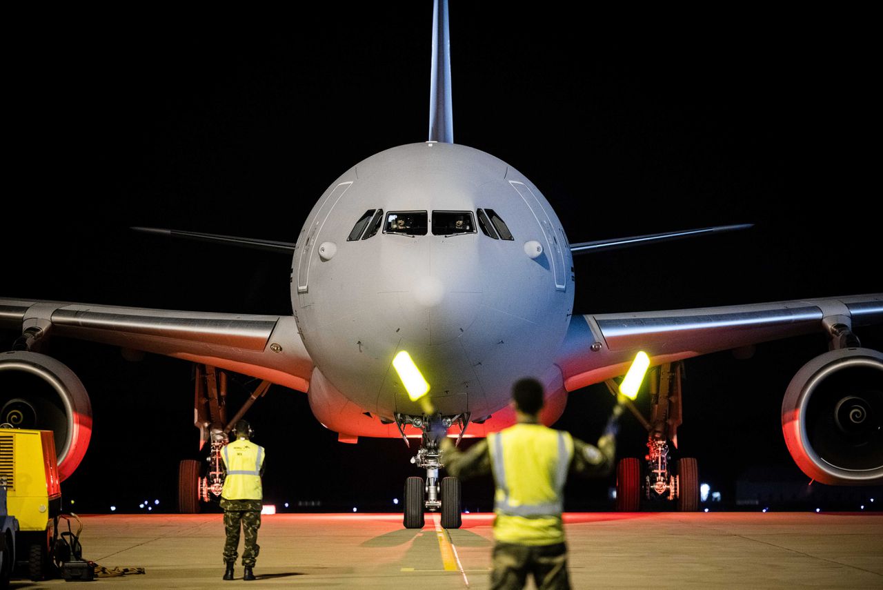 Eerste militaire repatriëringsvlucht uit Israël geland in Eindhoven - NRC