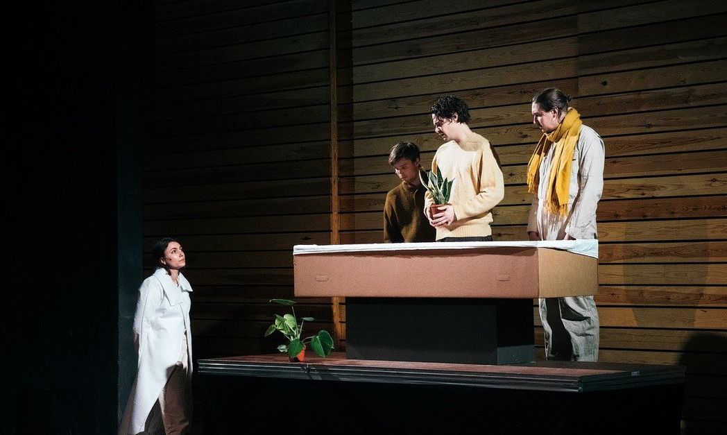 De voorstelling ‘Gutmensch’ confronteert je met je eigen decadentie en ...