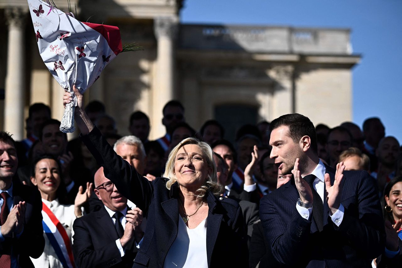 Ingetogen boosheid bij Le Pen-betogers in Parijs: ‘Dit is een ...