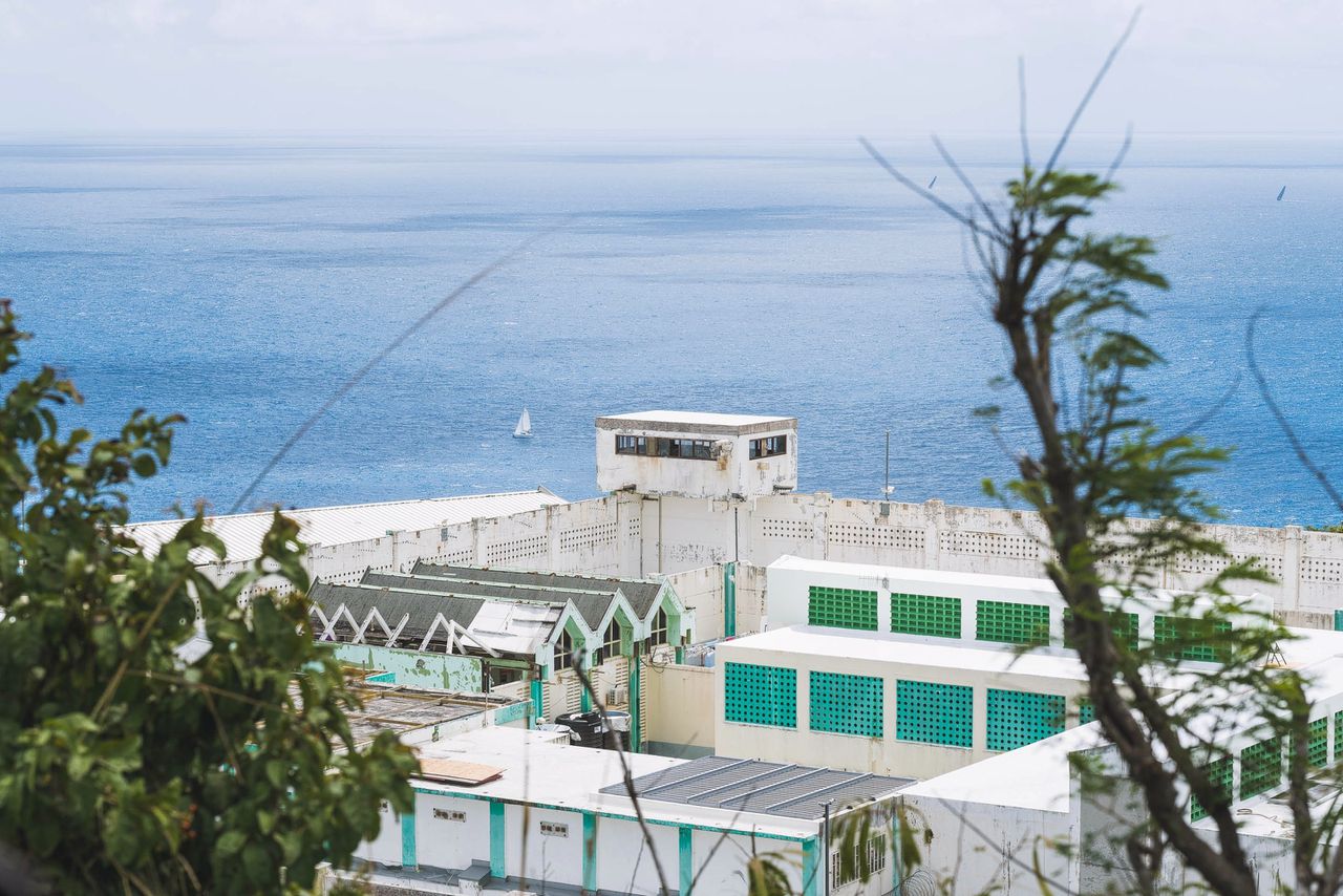 ‘Nederland moet meer doen voor gevangenen Sint Maarten’ - NRC