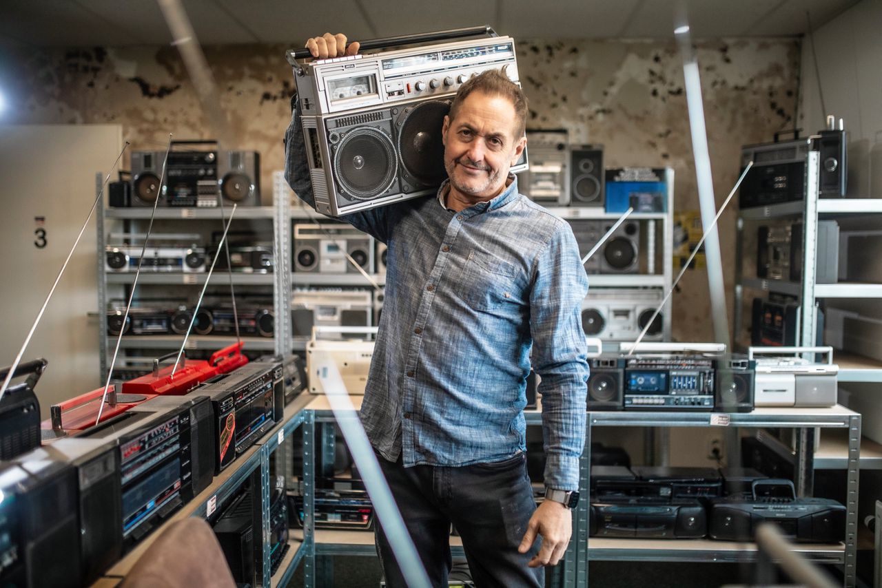 In het audiomuseum in Lelystad zijn hele wanden gevuld met ...