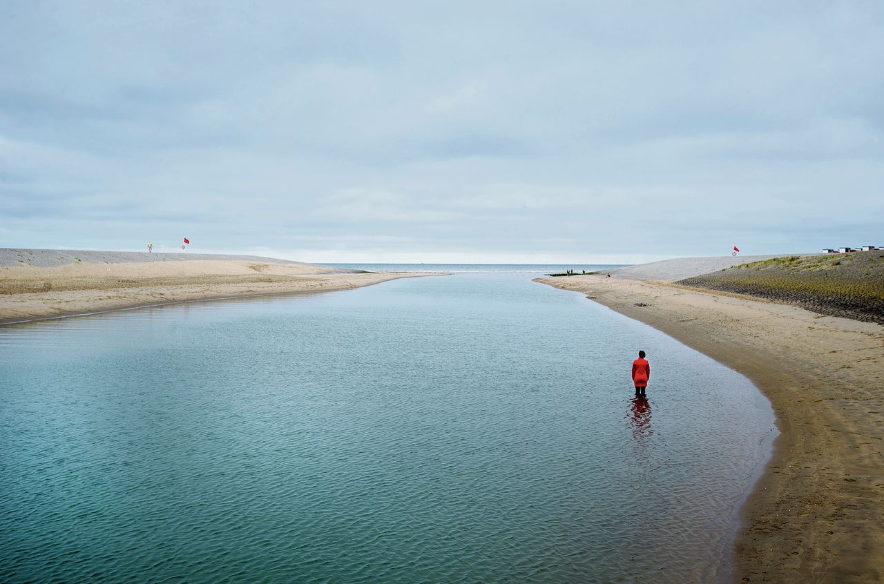 13 uur in zee staan als kunstactie - NRC