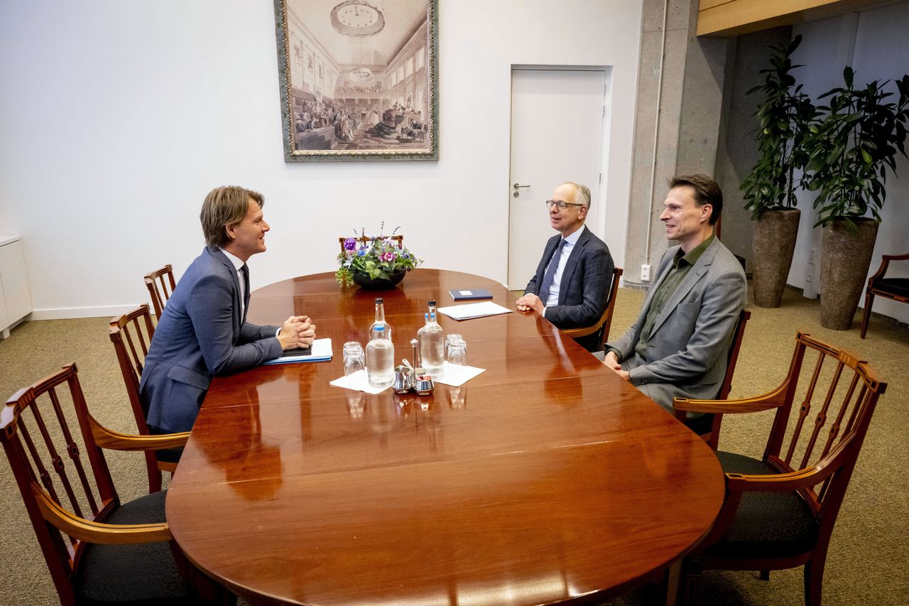 Hoogleraren Noordegraaf en Bovens praten informateur Putters bij over ...