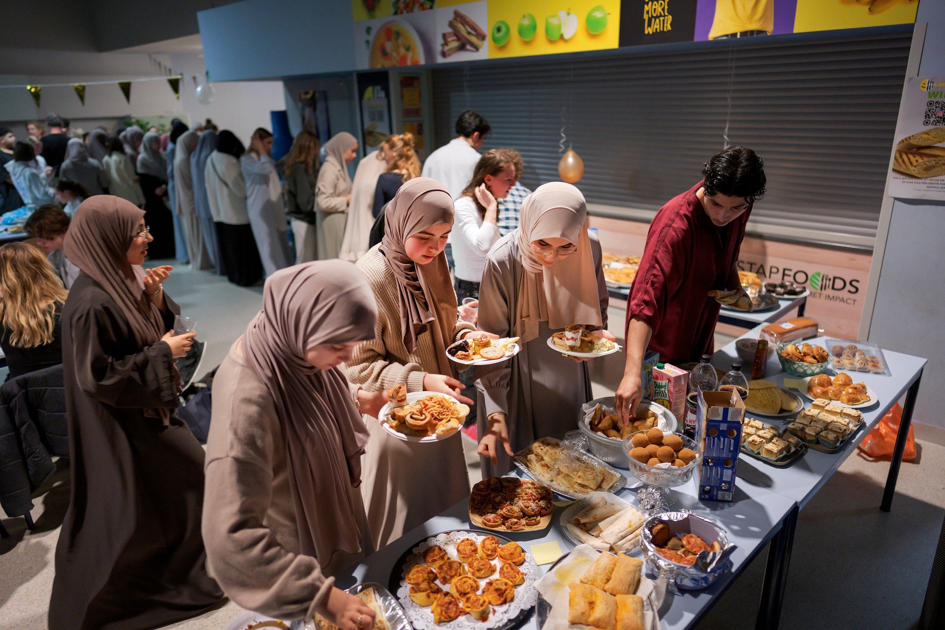 Iftar op school: ‘De geloven lijken op elkaar, alleen de rituelen zijn ...