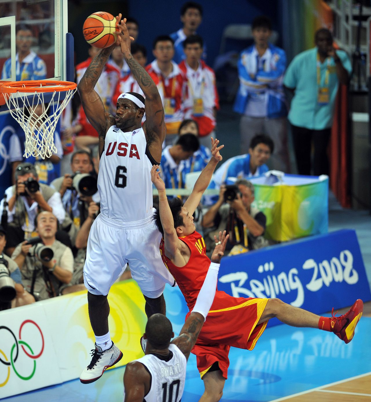 Yao Ming kan het tegen VS niet alleen - NRC