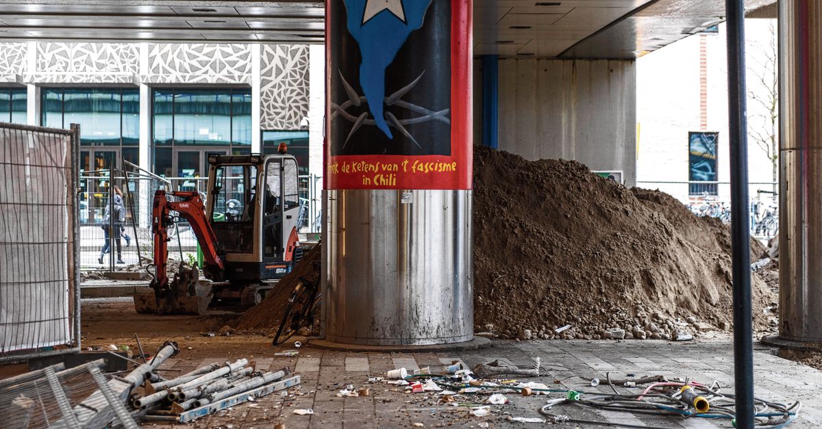 Chileense schilderingen uit de tijd van Pinochet die op station ...